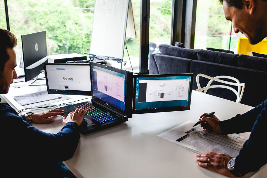 The World’s First Screens Extension For Laptops | Bored Panda