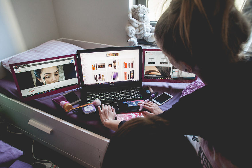 The World’s First Screens Extension For Laptops | Bored Panda