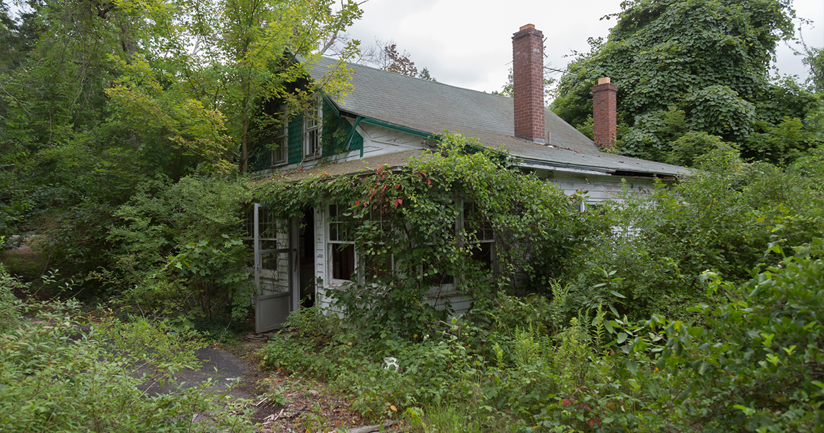 I Photographed The Abandoned Home Of A WWII Veteran And It’s Like A ...