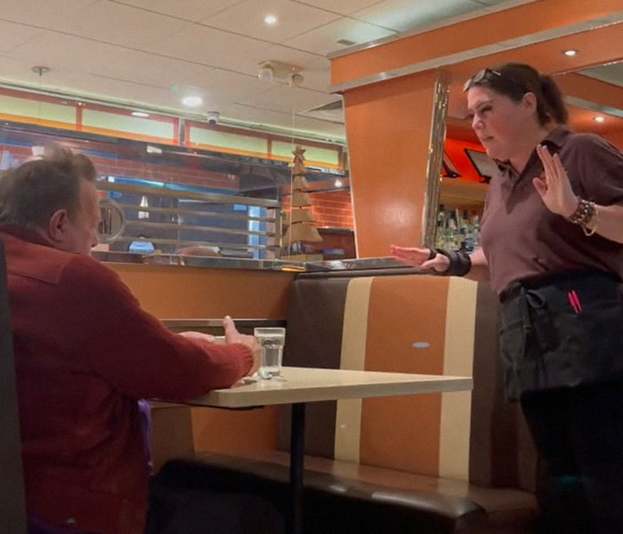 People Applaud This Waitress Who Stood Up For All The Staff And Shut ...