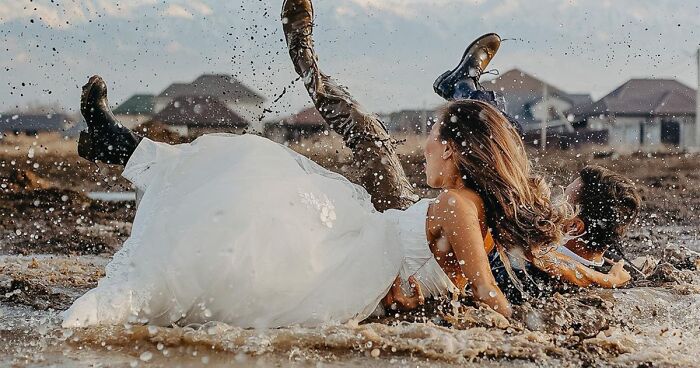 This Couple Accidentally Fell Into Mud During Their Wedding Photoshoot ...