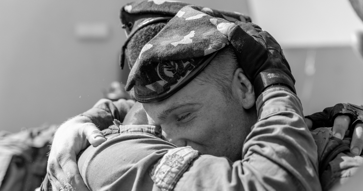 A Soldier’s Heart And The Healing Power Of A Hug | Bored Panda