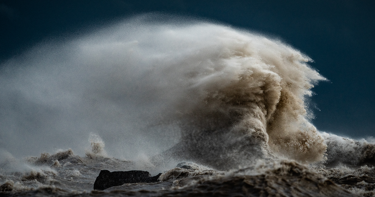 I Endured 3 Hours Of Gale-Force Winds To Capture These Massive Lake ...