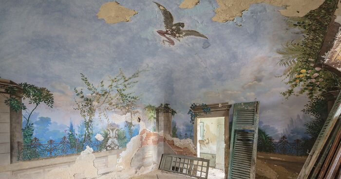 I Photographed Incredible Paintings That People Have Left Behind In ...