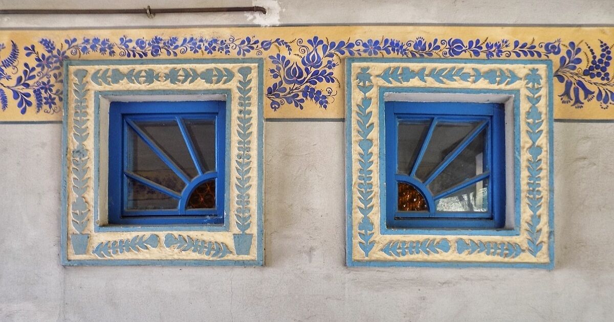 I Took Pictures Of This Abandoned Railway Station Painted With Folk Art ...