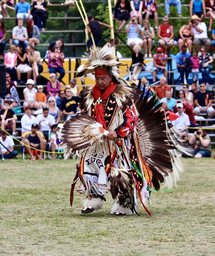 Powwow: 29 New Pictures Of Dancers And Their Beautiful Costumes | Bored Panda