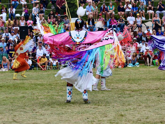 Powwow: 29 New Pictures Of Dancers And Their Beautiful Costumes | Bored Panda