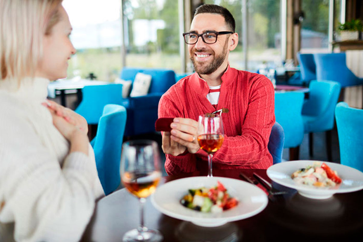 Guy ‘Pranks’ His GF Of 5 Years With A Fake Proposal, Cries When She Dumps Him