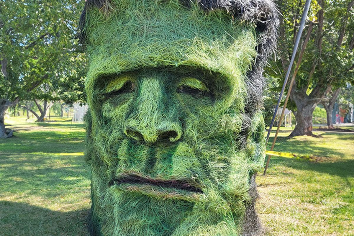 16 Hay Bales That I Sculpted To Look Like Pop-Culture Characters For ...