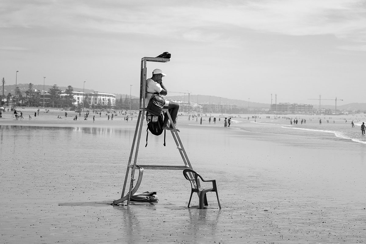 My 39 Photographs Of “Looky Looky” Men And Other Beach Scenes | Bored Panda