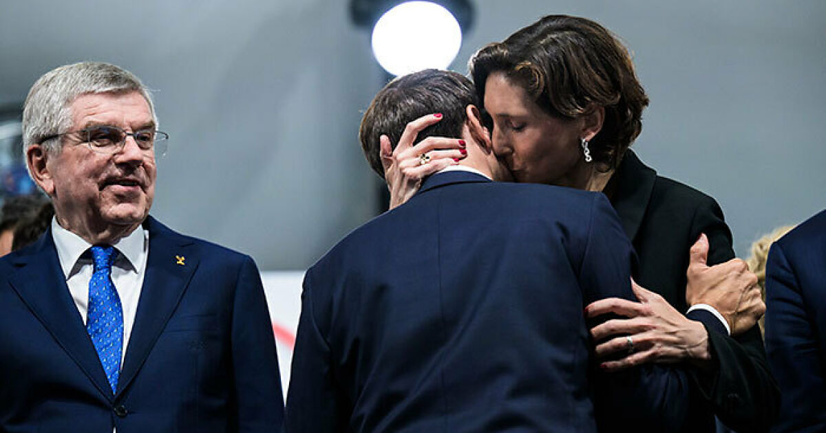 “The Awkwardness”: French President Macron’s Steamy Embrace With Sports ...