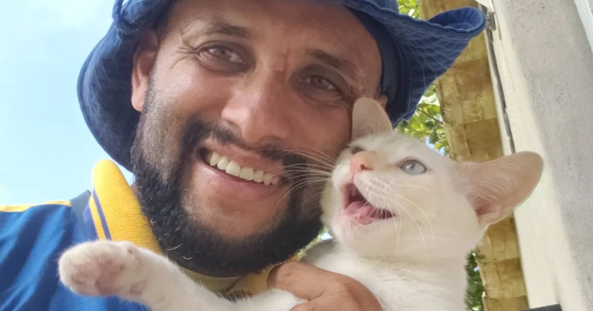 Animal-Friendly Postman: 44 Selfies This Man Took With Every Animal On ...