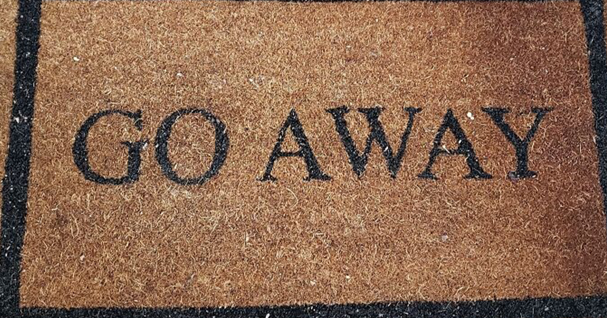 35 Times People Saw Some Really Amusing Or Witty Doormats And Couldn’t ...