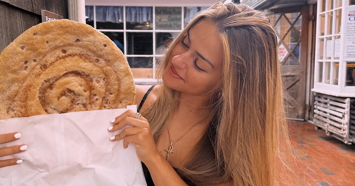21-Year-Old Pizza Maker Goes Viral After Fans Declare Her "Hotter Than ...